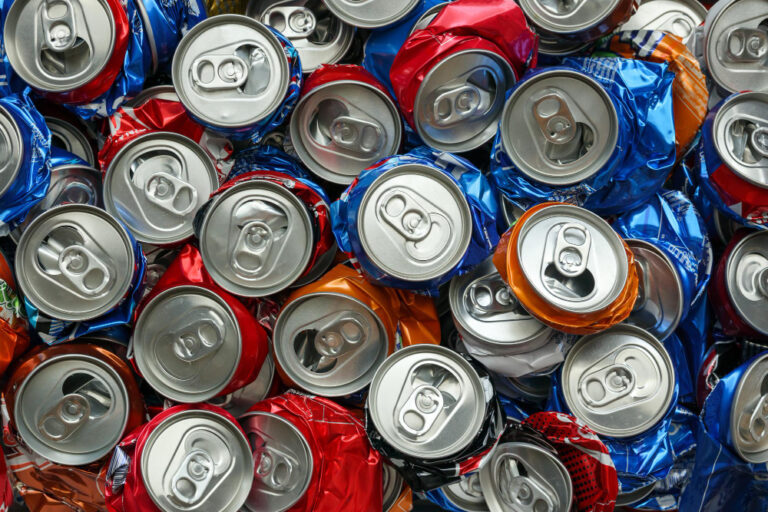 De lixo a ouro: como a reciclagem de latinhas de cerveja muda vidas ...